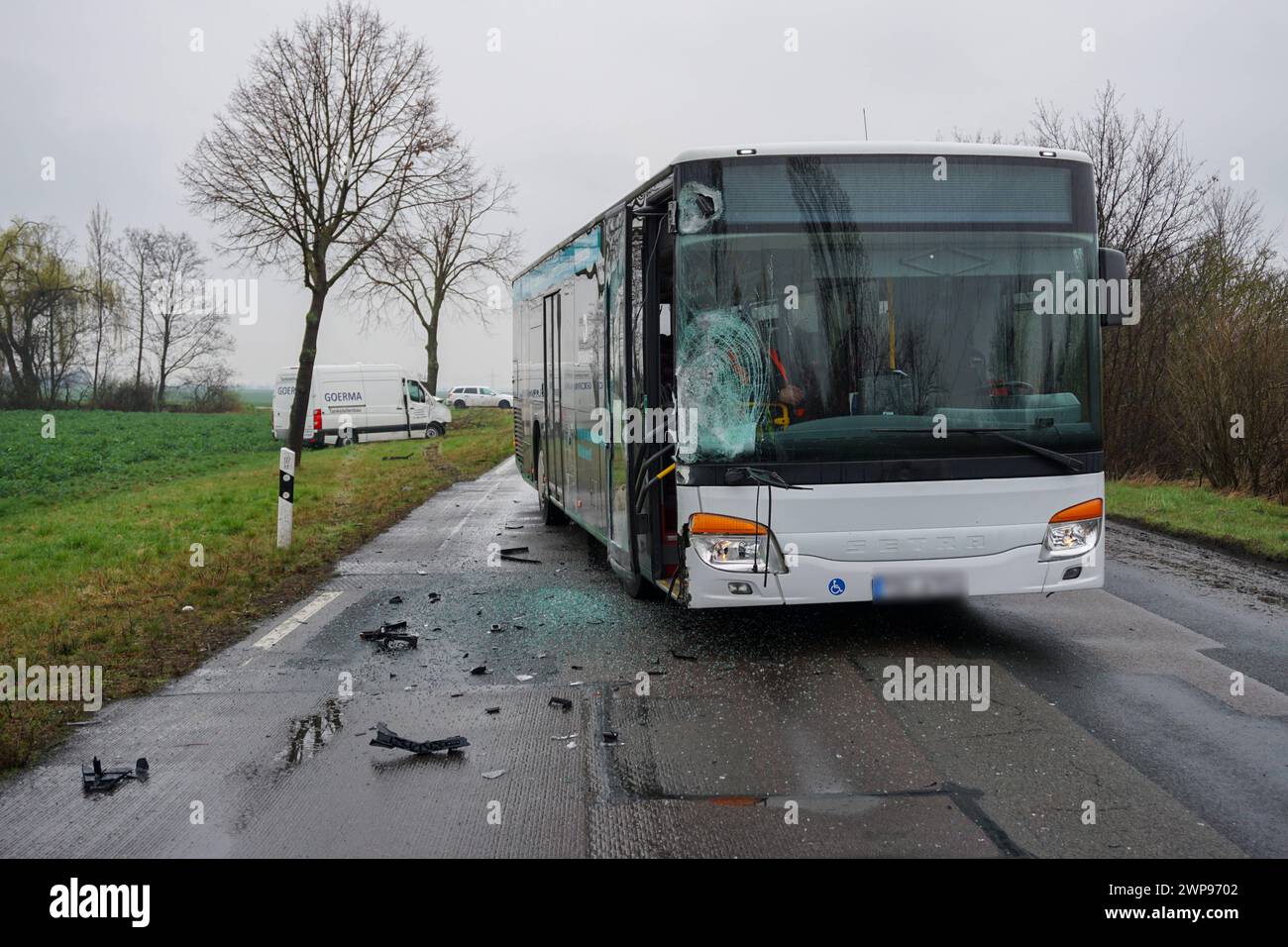 Wiedemar - Transporter kommt in Gegenverkehr und prallt in Linienbus: drei Verletzte 05.03.2024 ...