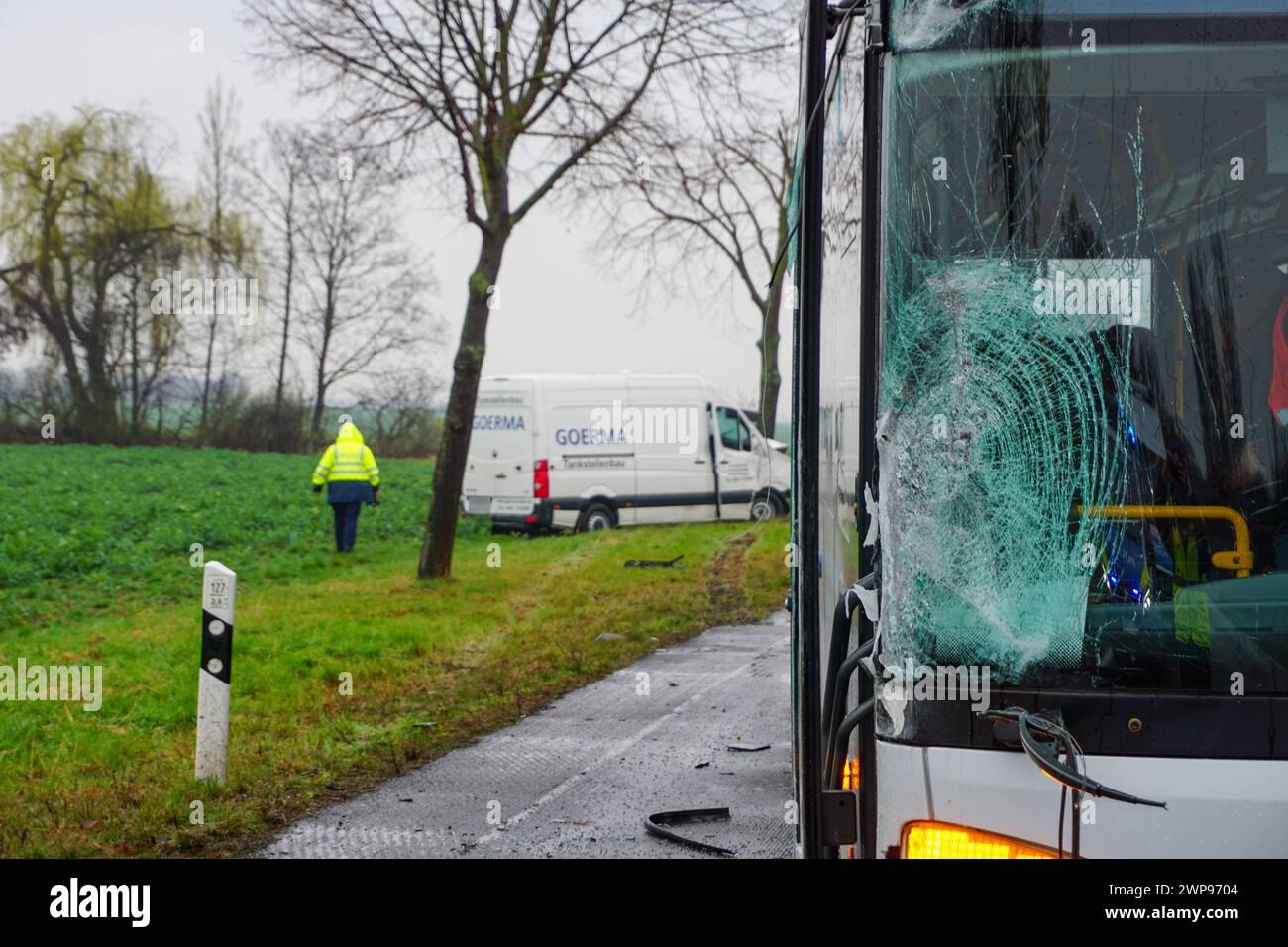 Wiedemar - Transporter kommt in Gegenverkehr und prallt in Linienbus: drei Verletzte 05.03.2024 ...