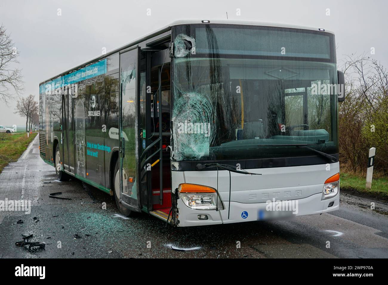 Wiedemar - Transporter kommt in Gegenverkehr und prallt in Linienbus: drei Verletzte 05.03.2024 ...
