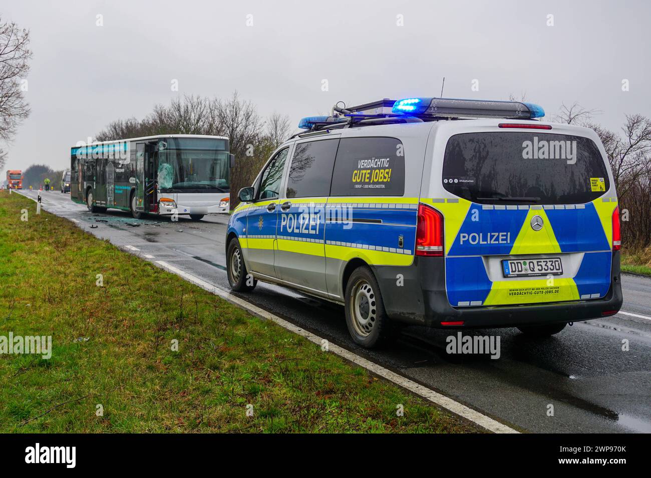 Wiedemar - Transporter kommt in Gegenverkehr und prallt in Linienbus: drei Verletzte 05.03.2024 ...