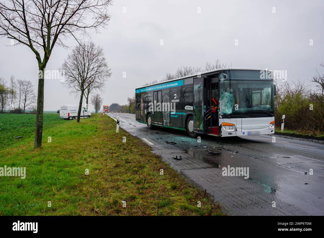 Wiedemar - Transporter kommt in Gegenverkehr und prallt in Linienbus: drei Verletzte 05.03.2024 ...