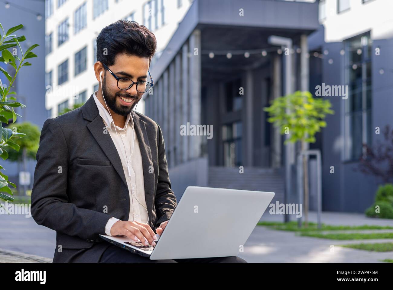 Smartly dressed young man hi-res stock photography and images - Alamy