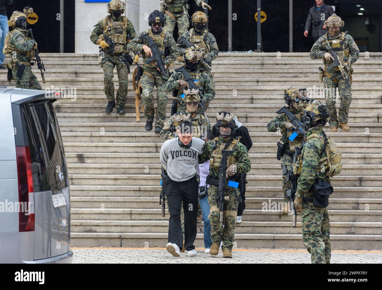 Connection between soldiers hi-res stock photography and images - Alamy