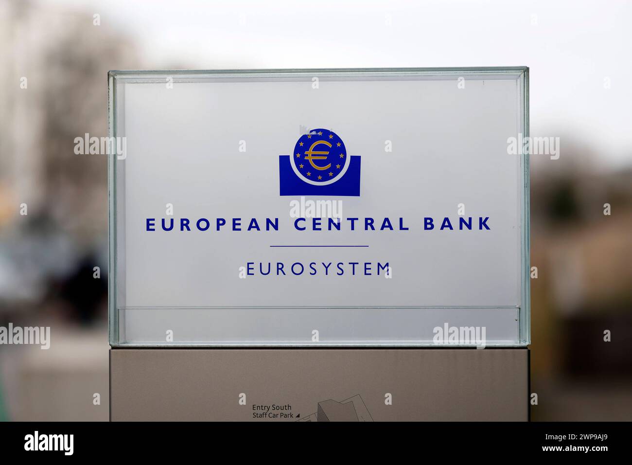 Die Europäischen Zentralbank EZB in Frankfurt am Rande einer ...