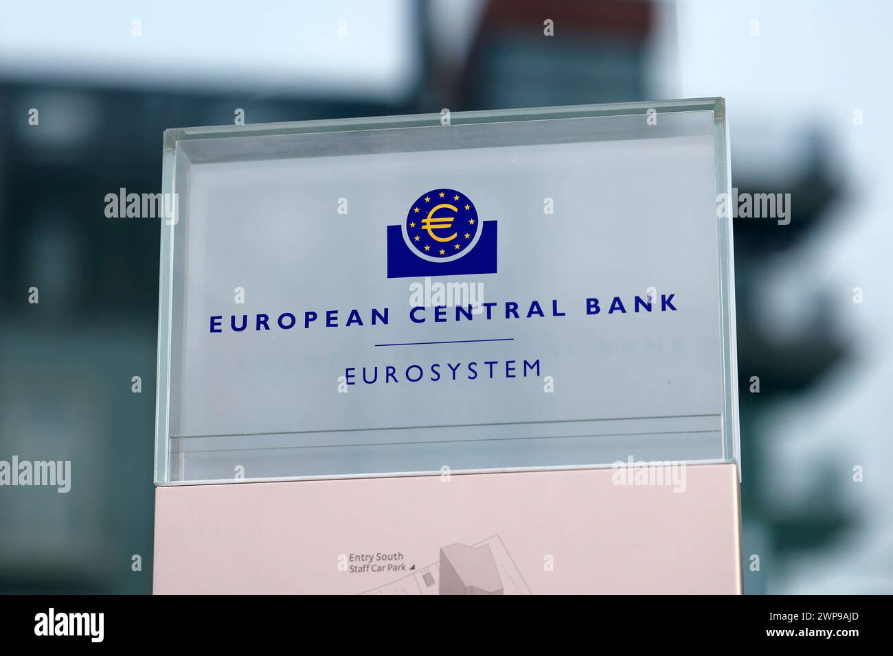 Die Europäischen Zentralbank EZB in Frankfurt am Rande einer ...