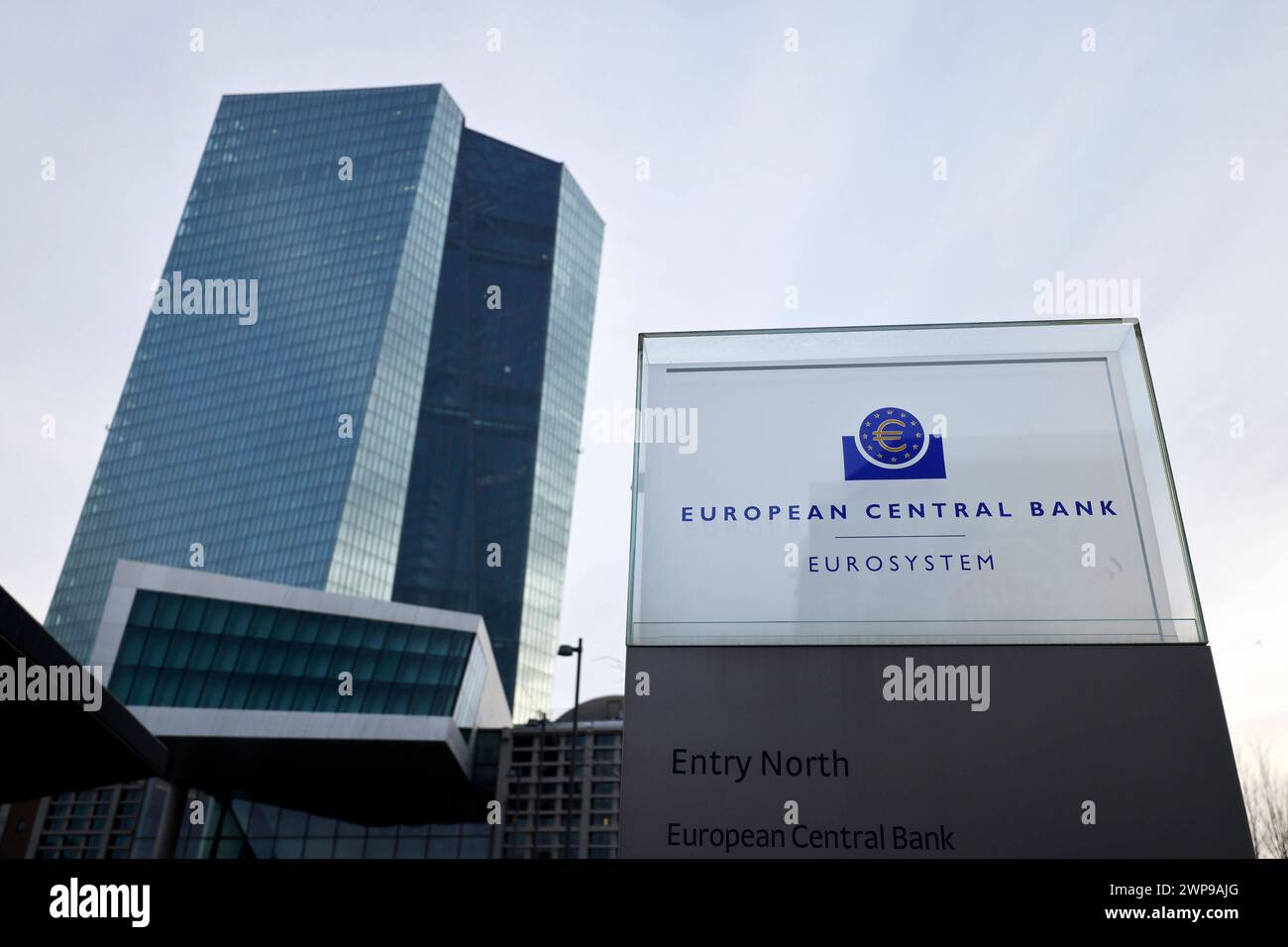 Die Europäischen Zentralbank EZB in Frankfurt am Rande einer ...