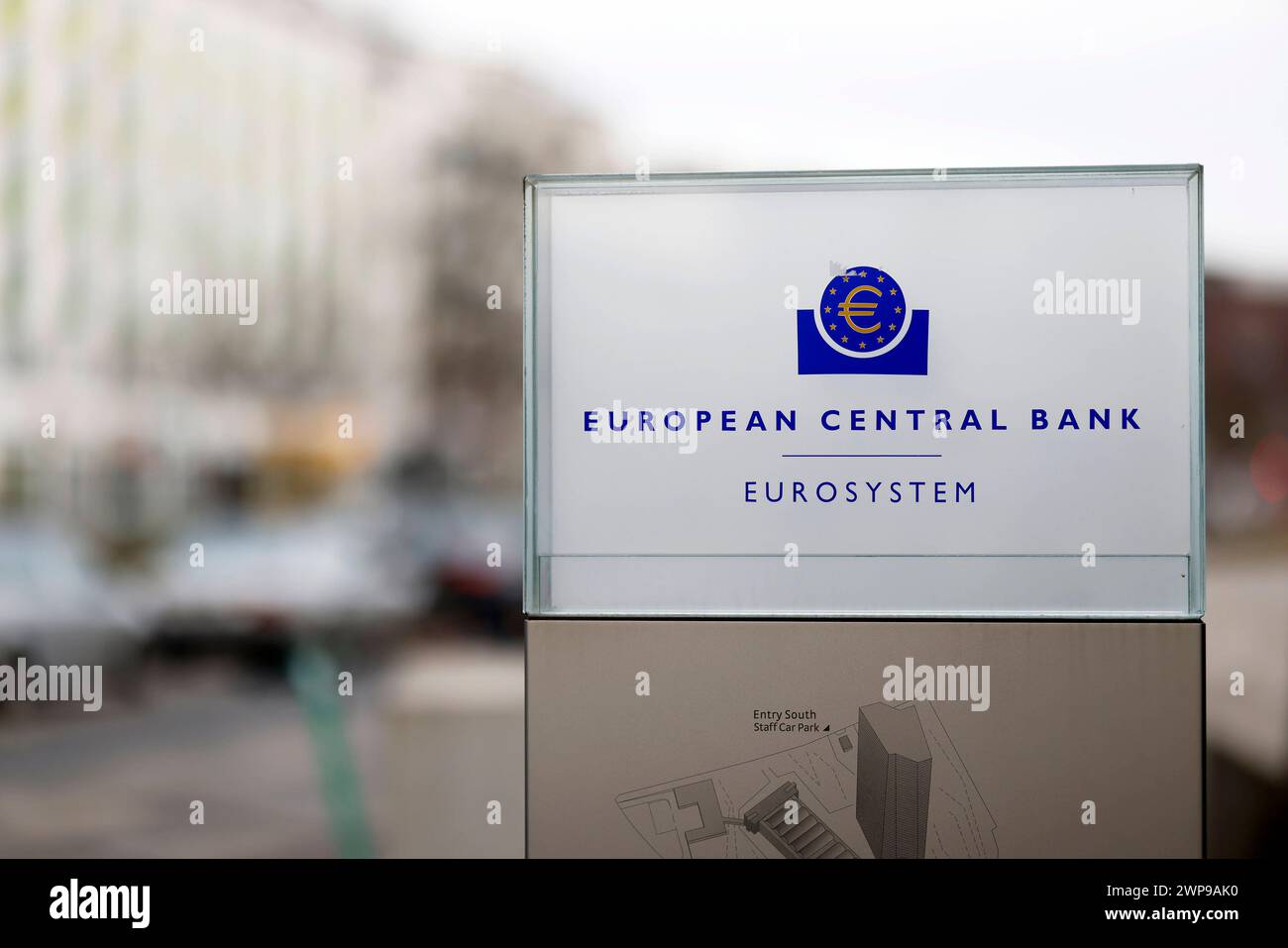 Die Europäischen Zentralbank EZB in Frankfurt am Rande einer ...