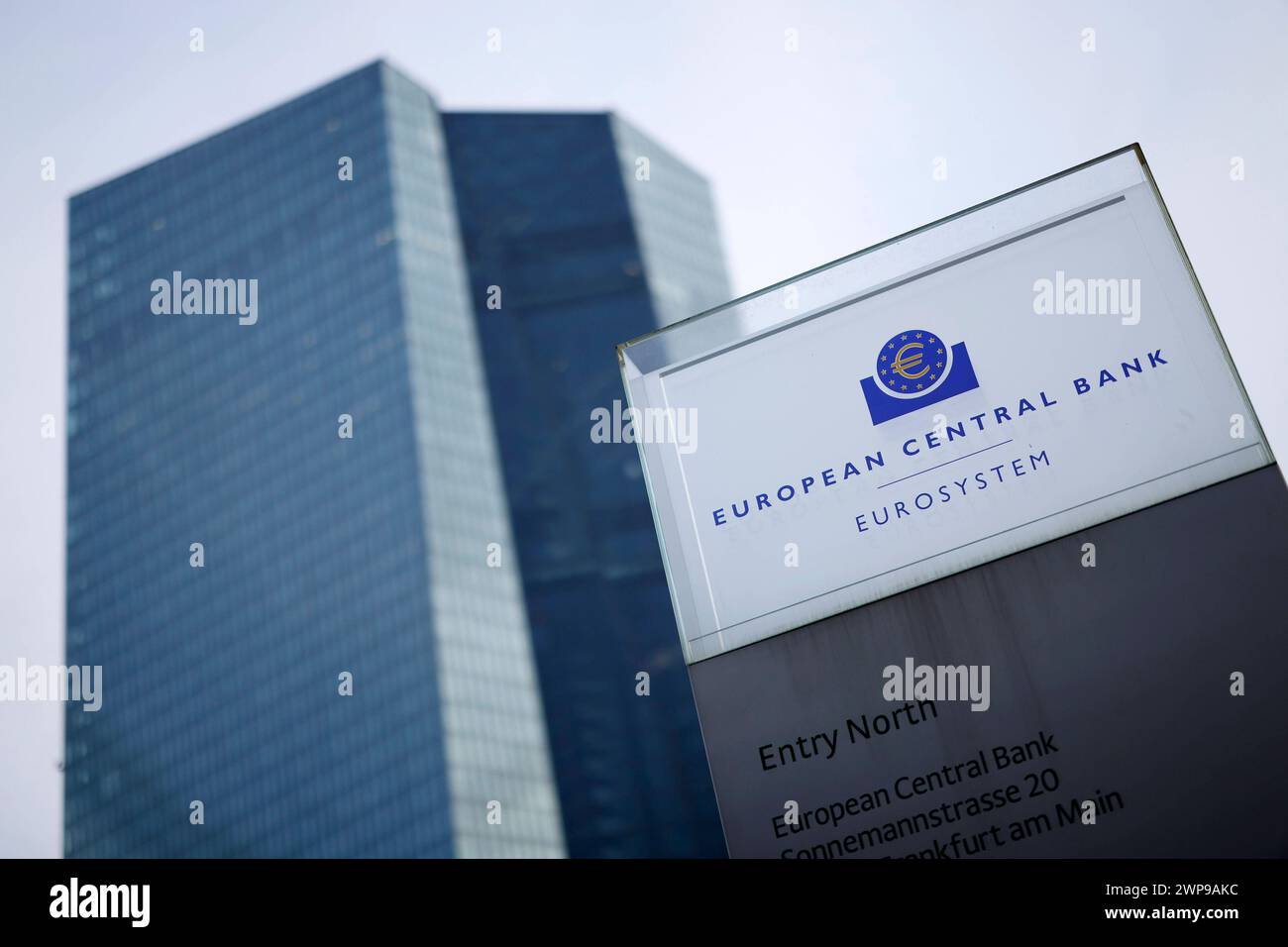 Die Europäischen Zentralbank EZB in Frankfurt am Rande einer ...