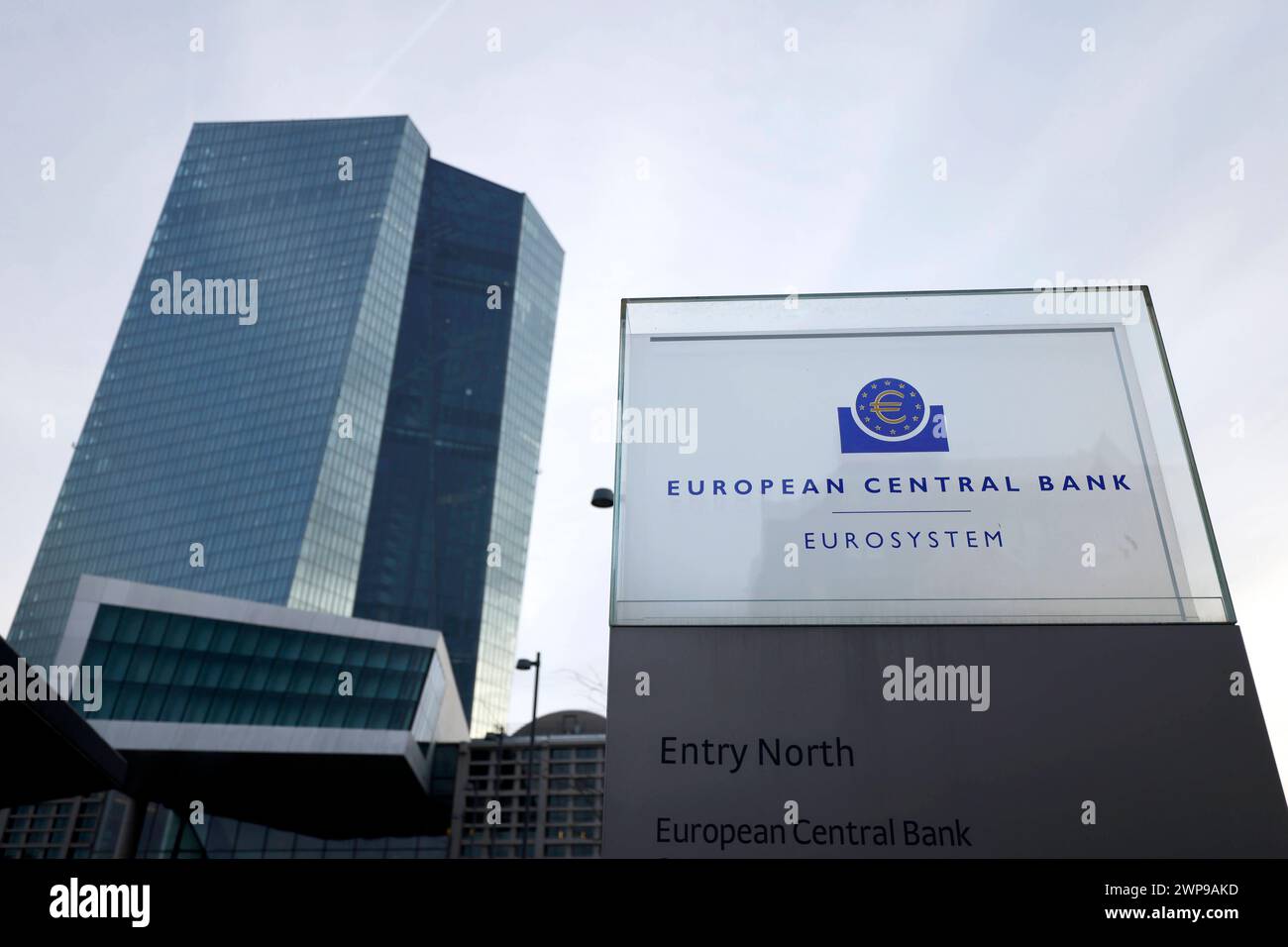 Die Europäischen Zentralbank EZB in Frankfurt am Rande einer ...