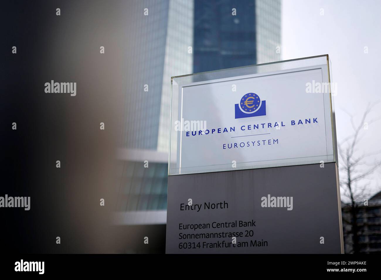 Die Europäischen Zentralbank EZB in Frankfurt am Rande einer ...