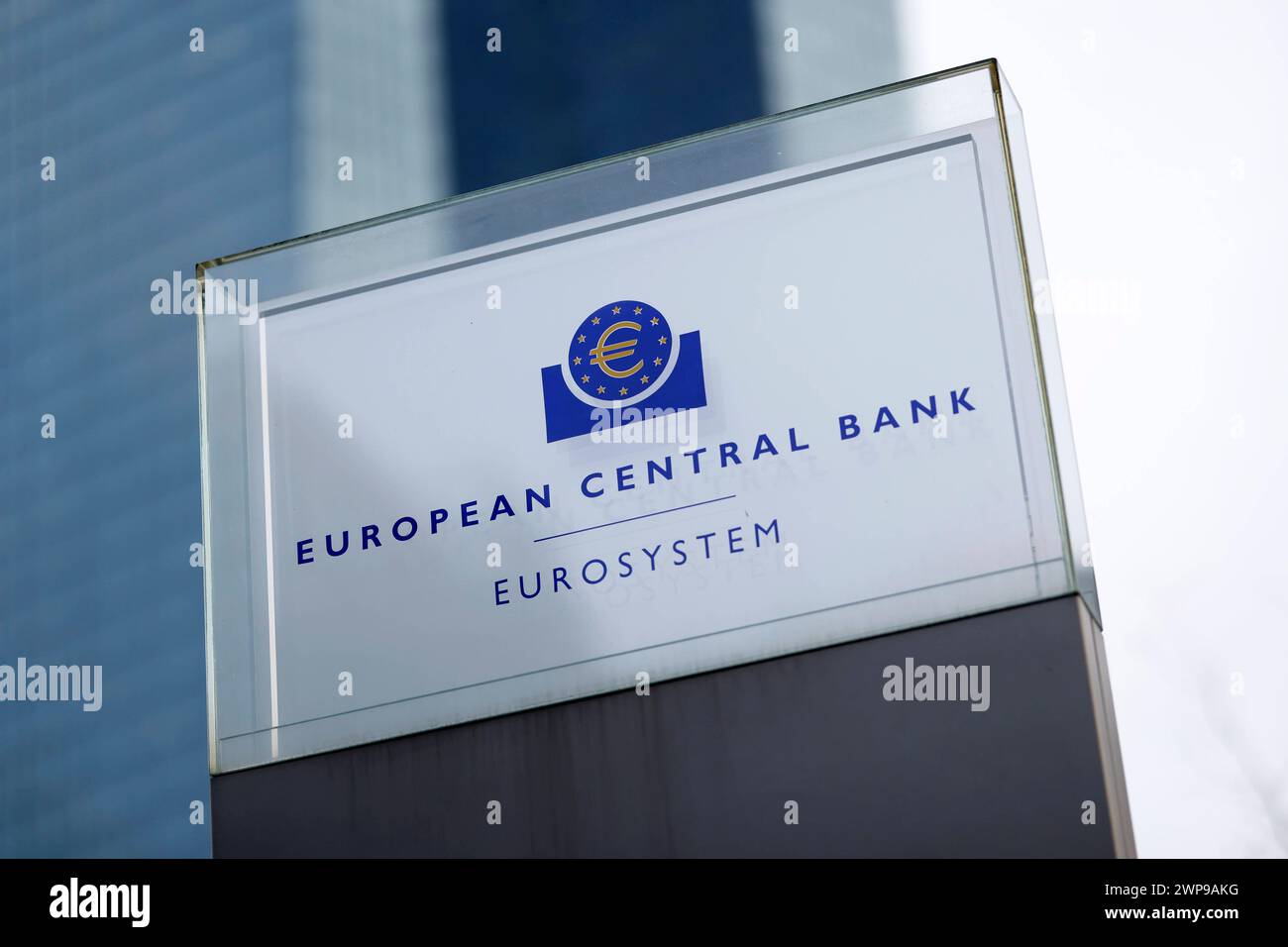 Die Europäischen Zentralbank EZB in Frankfurt am Rande einer ...