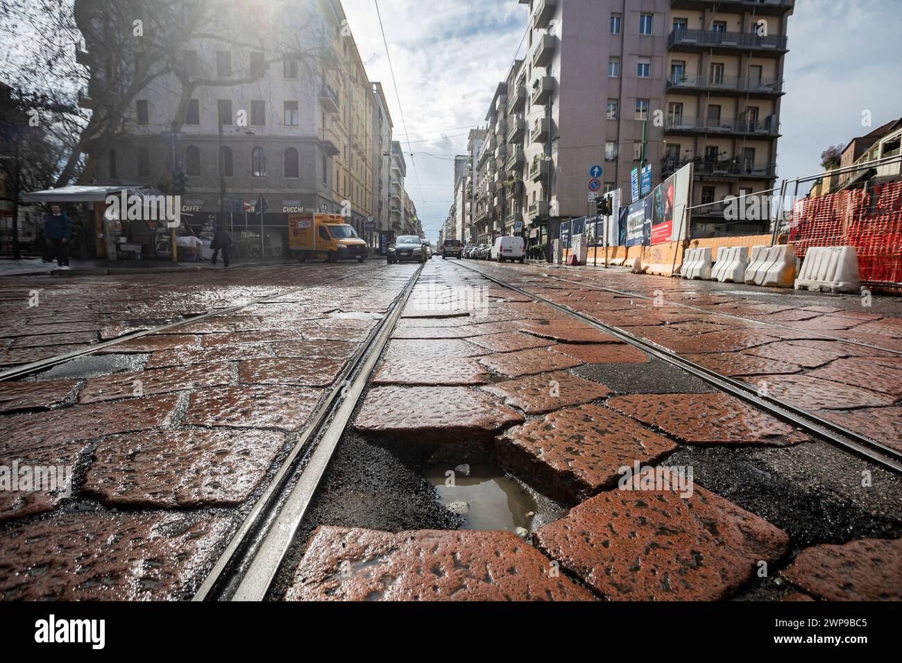 Milano, Italia. 06th Mar, 2024. Buche nelle strade milanesi in Corso ...