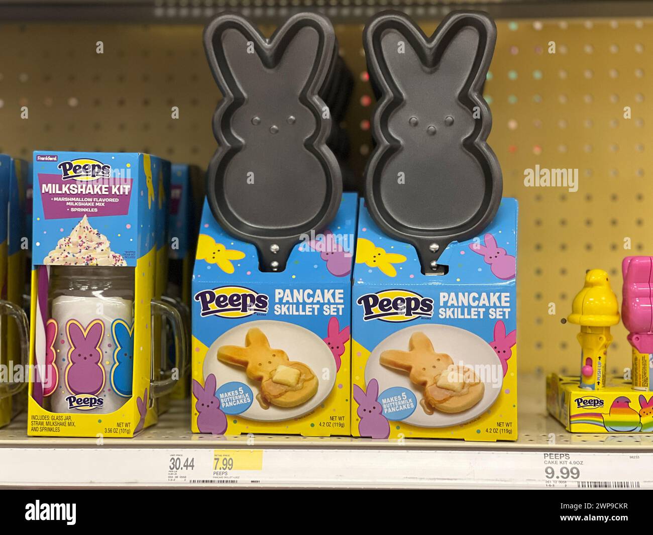 Lindt milk chocolate easter egg hi-res stock photography and images - Alamy