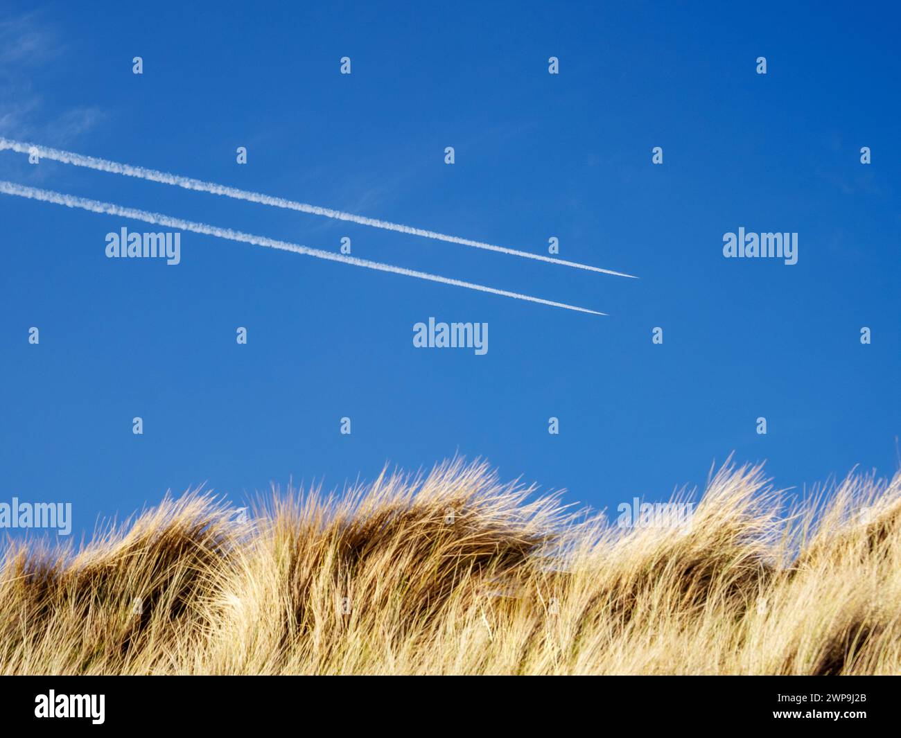 Planes in parallel hi-res stock photography and images - Alamy