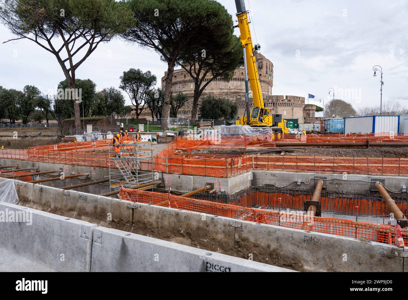 Rome, Italy. 04th Mar, 2024. Construction workers seen at the ...