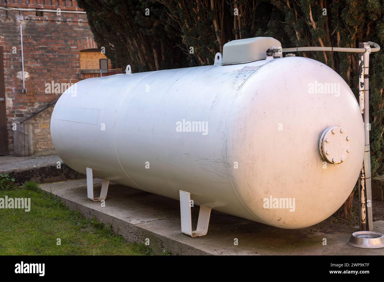 Natural gas pipeline house hi-res stock photography and images - Alamy