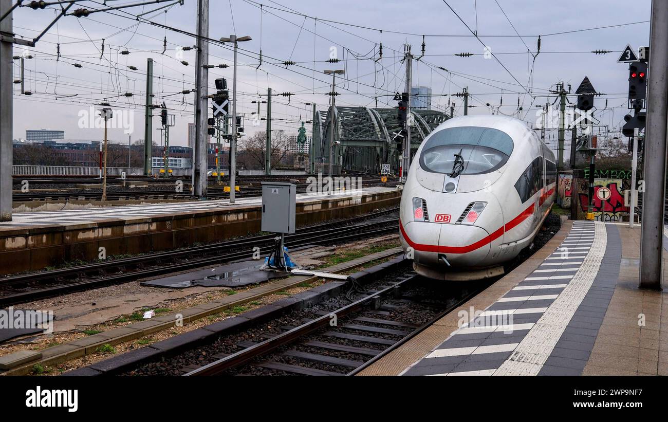 Köln Hauptbahnhof, Intercity Express Zug der Deutschen Bahn, ICE, ICE3 ...
