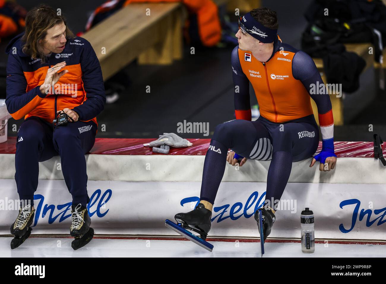 INZELL - Skating coach Gerard van Velde, Jenning de Boo (lr) during a training prior to the ...