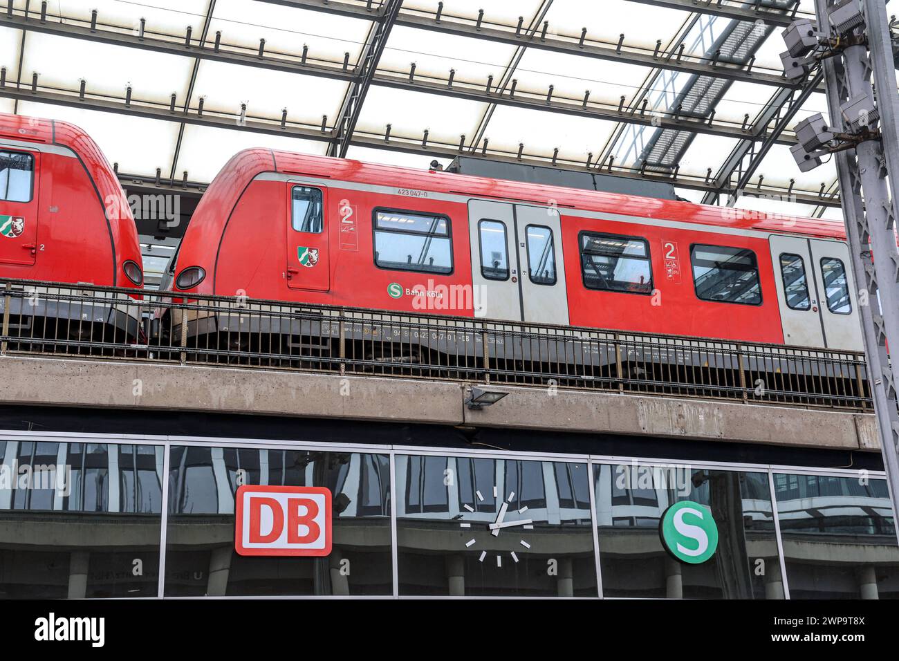 S-Bahn Zug der S-Bahn Köln im Hauptbahnhof. Köln, Nordrhein-Westfalen ...