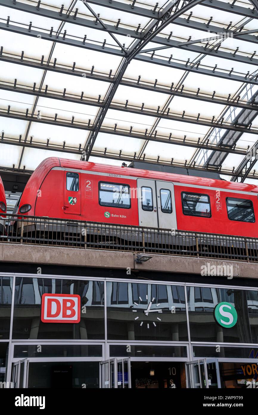 S-Bahn Zug der S-Bahn Köln im Hauptbahnhof. Köln, Nordrhein-Westfalen ...