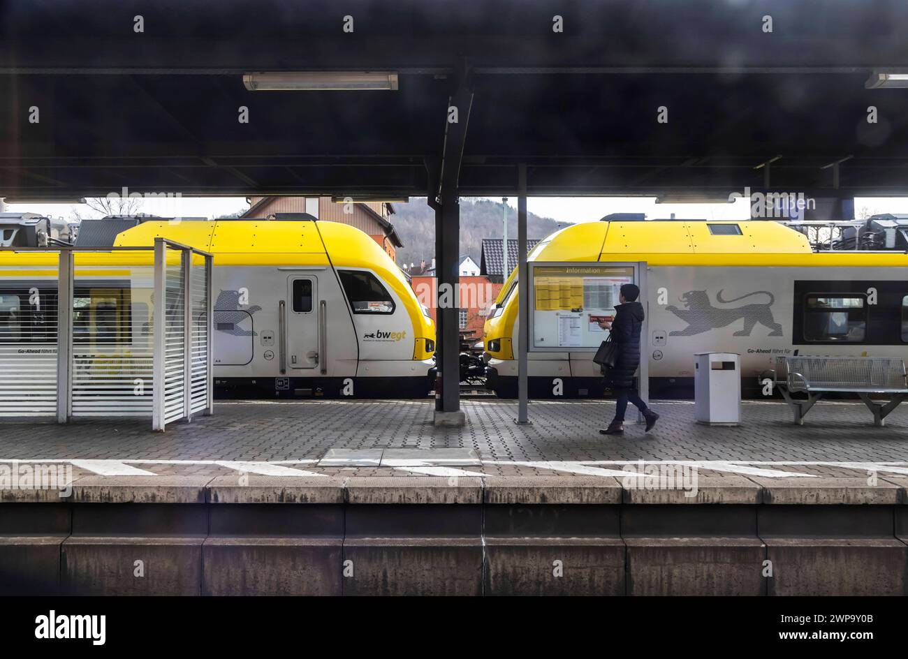 Bahnhof Süßen mit Stationsschild und Nahverkehrszug von Go-Ahead. // 02 ...