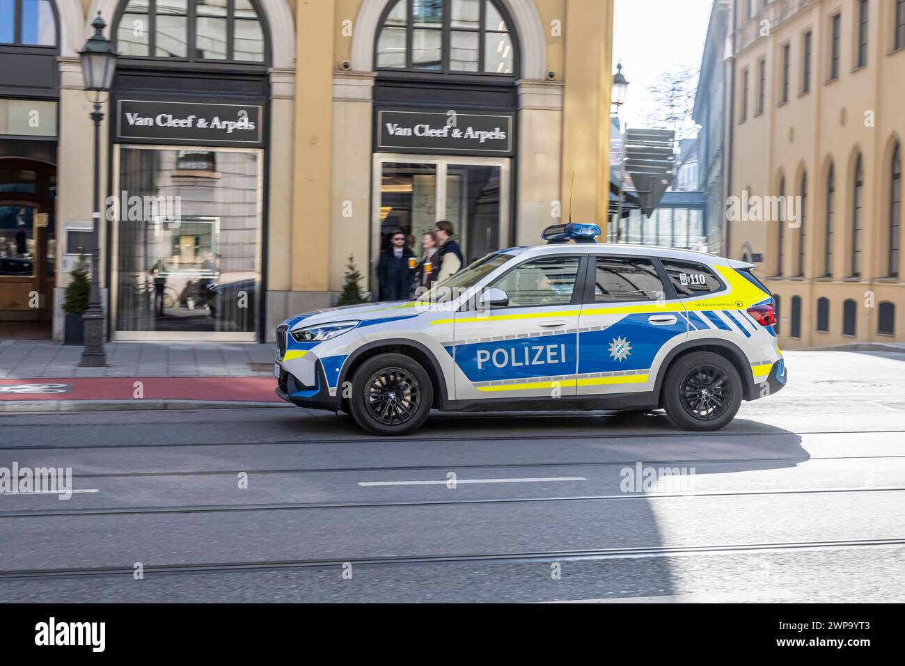 Fahrzeug der Polizei, Maximilianstraße München. // 02.03.2024: München ...