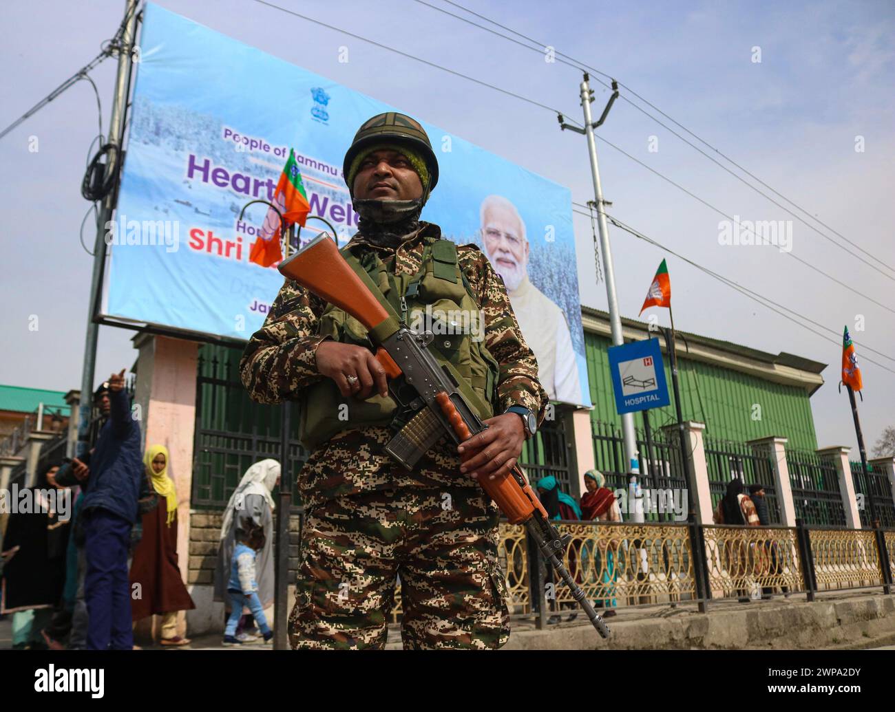 Paramilitary personnel stand hi-res stock photography and images - Alamy