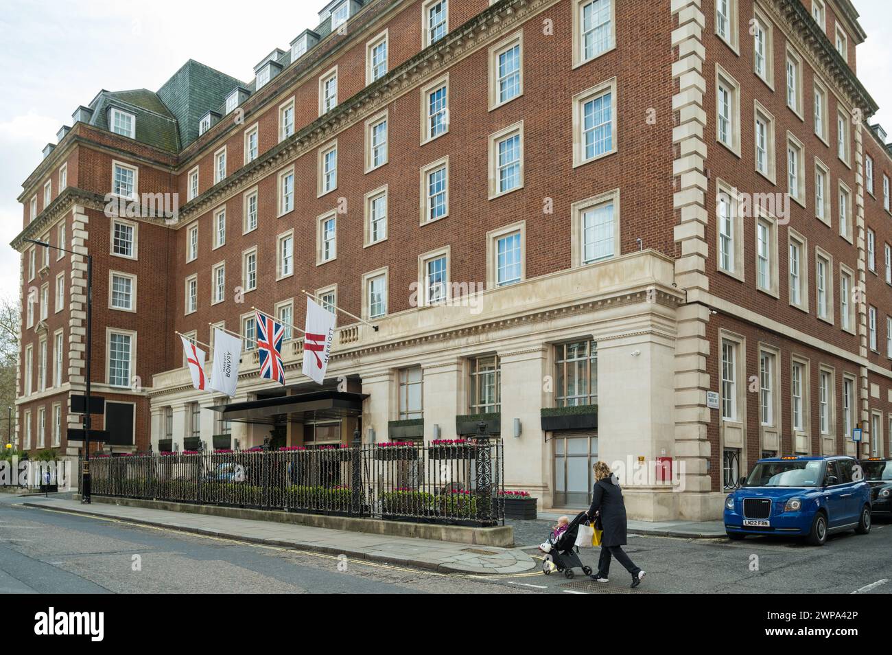 Exterior of London Marriott 5 star luxury hotel on Grosvenor Square, Mayfair, London, England ...