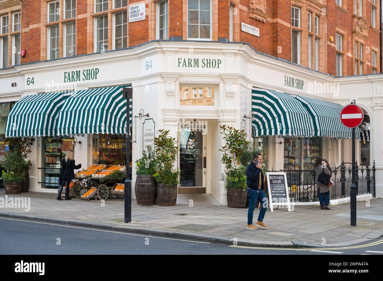 Grocery shop front uk hi-res stock photography and images - Alamy