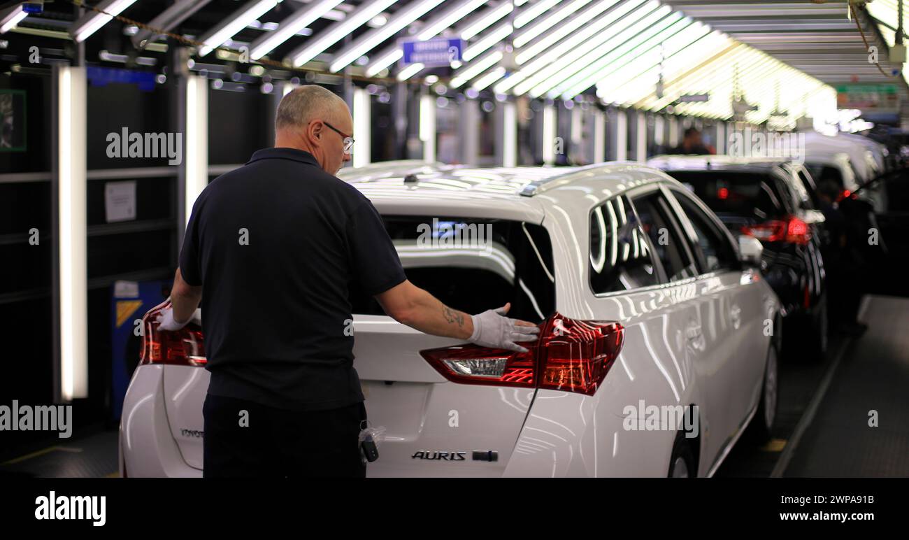 15/05/14 Toyota Corolla production line at Toyota’s Derbyshire factory ...