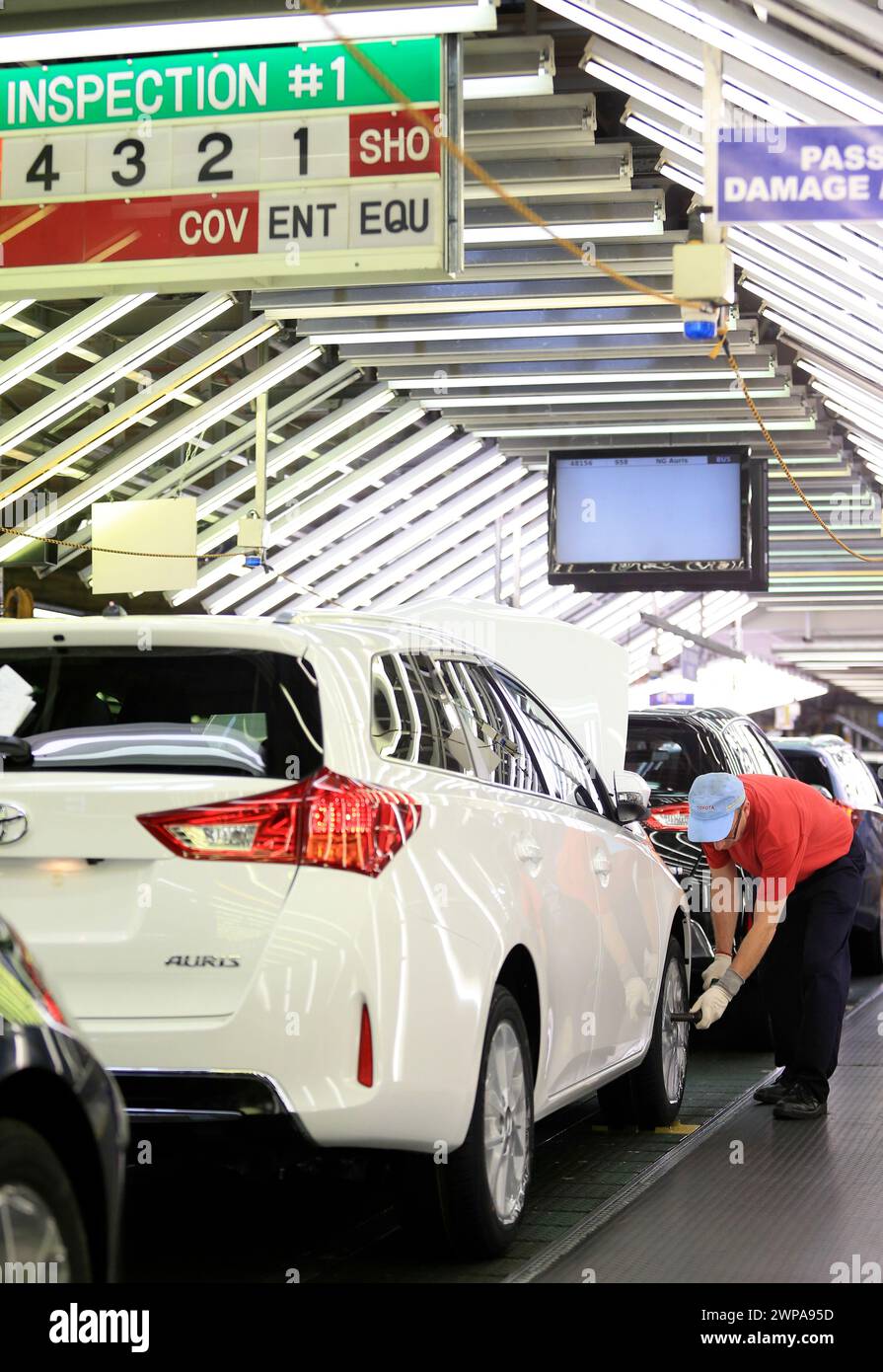 15/05/14 Toyota Corolla production line at Toyota’s Derbyshire factory ...