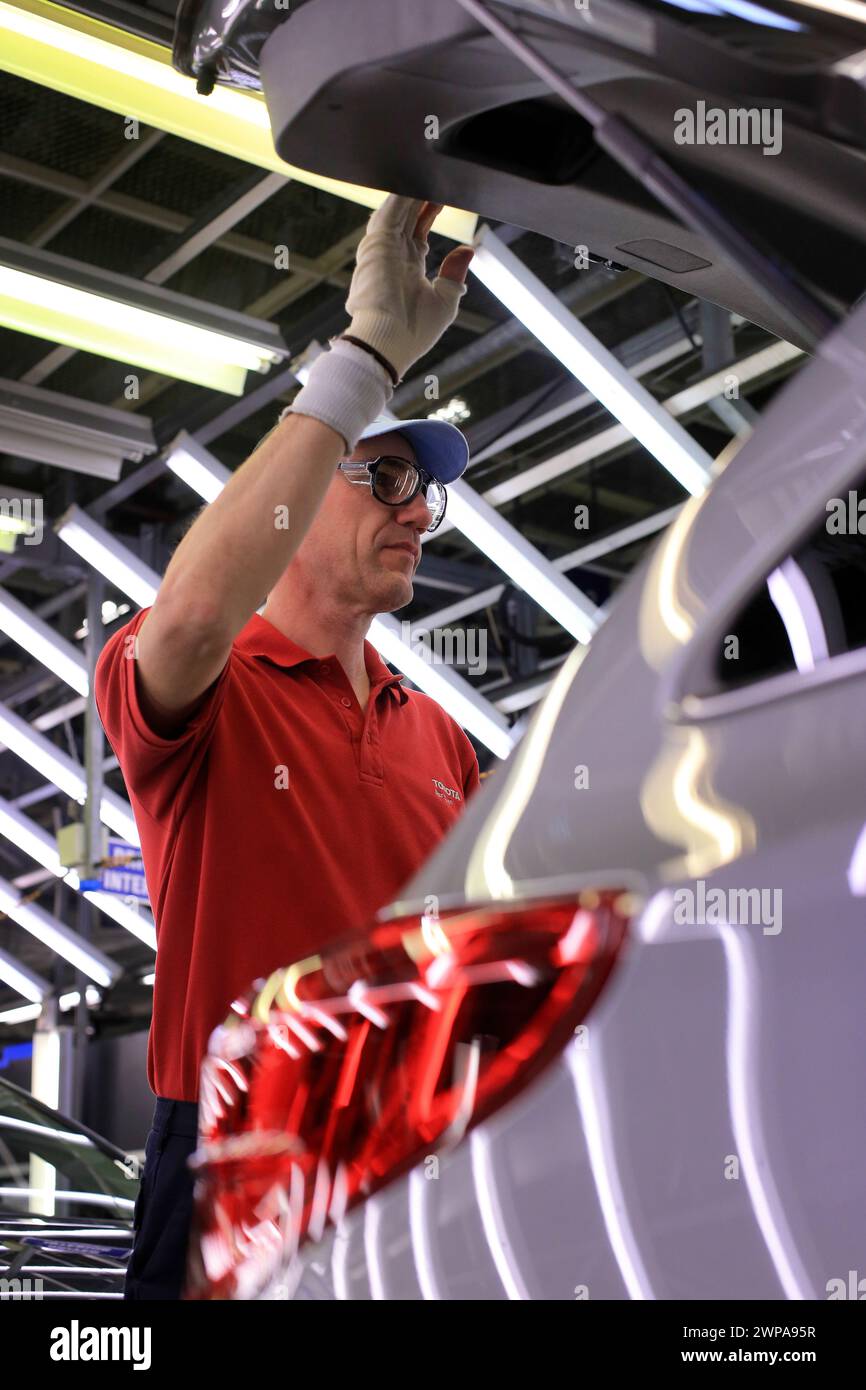 15/05/14 Toyota Corolla production line at Toyota’s Derbyshire factory ...