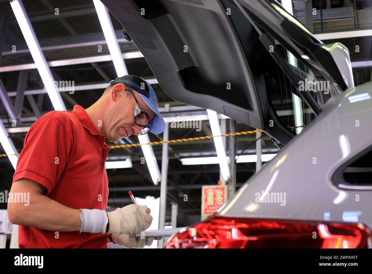 15/05/14 Toyota Corolla production line at Toyota’s Derbyshire factory ...