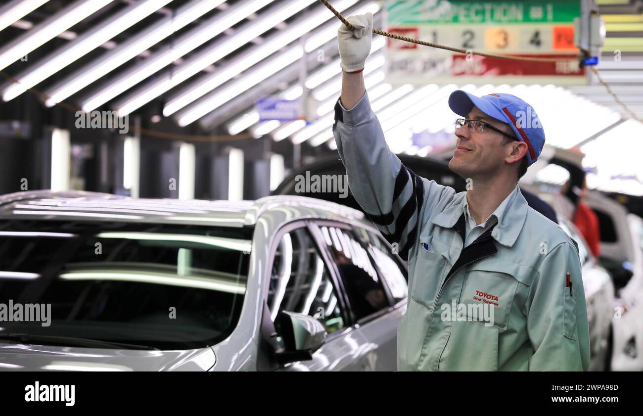 15/05/14 Toyota Corolla production line at Toyota’s Derbyshire factory ...