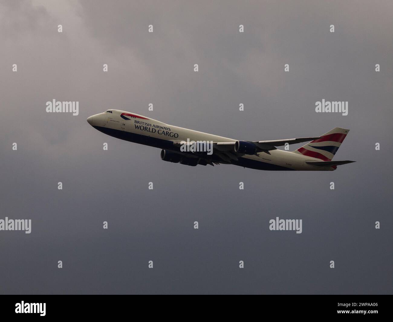 British airways 747 hong kong airport hi-res stock photography and ...