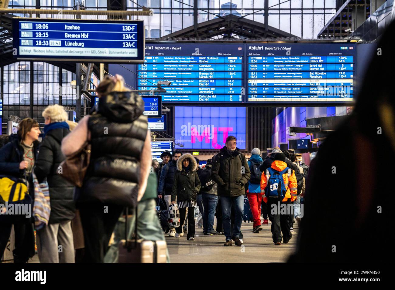 Wandelhalle im hamburger hauptbahnhof hi-res stock photography and ...