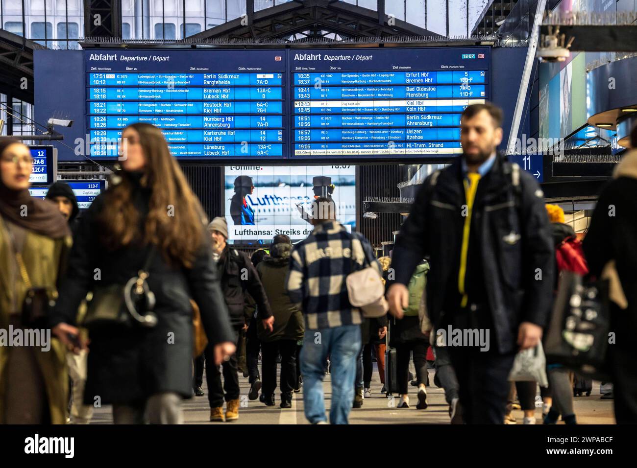 Passagiere auf einem bahnhof hi-res stock photography and images - Alamy
