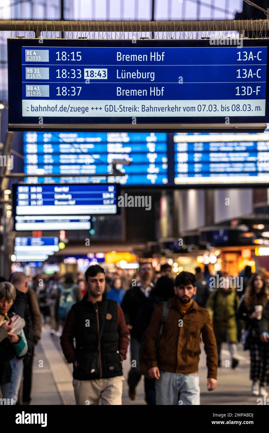 Anzeigetafeln im Hamburger Hauptbahnhof, Abendlicher Berufsverkehr, vor ...