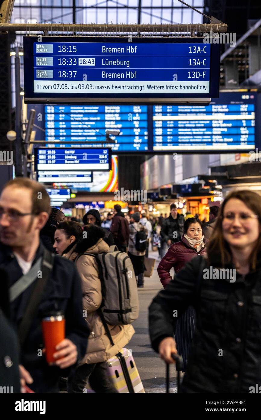 Anzeigetafeln im Hamburger Hauptbahnhof, Abendlicher Berufsverkehr, vor ...