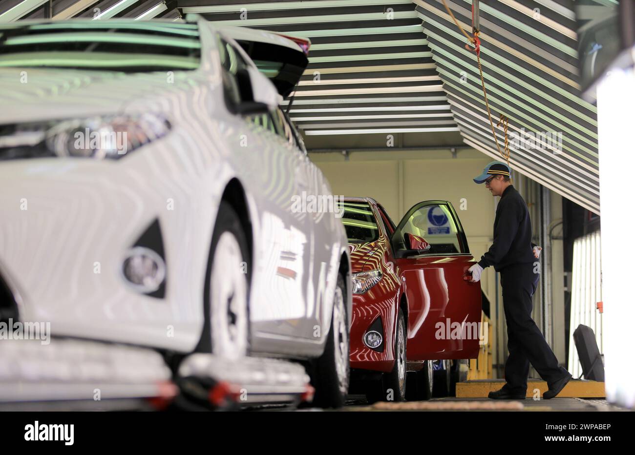 15/05/14 Toyota Corolla production line at Toyota’s Derbyshire factory ...
