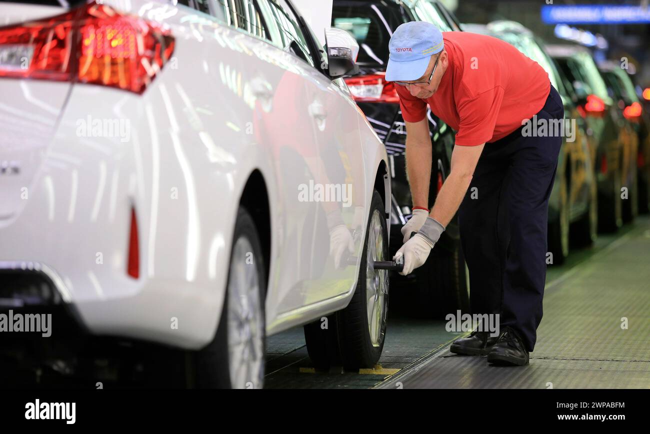 15/05/14 Toyota Corolla production line at Toyota’s Derbyshire factory ...