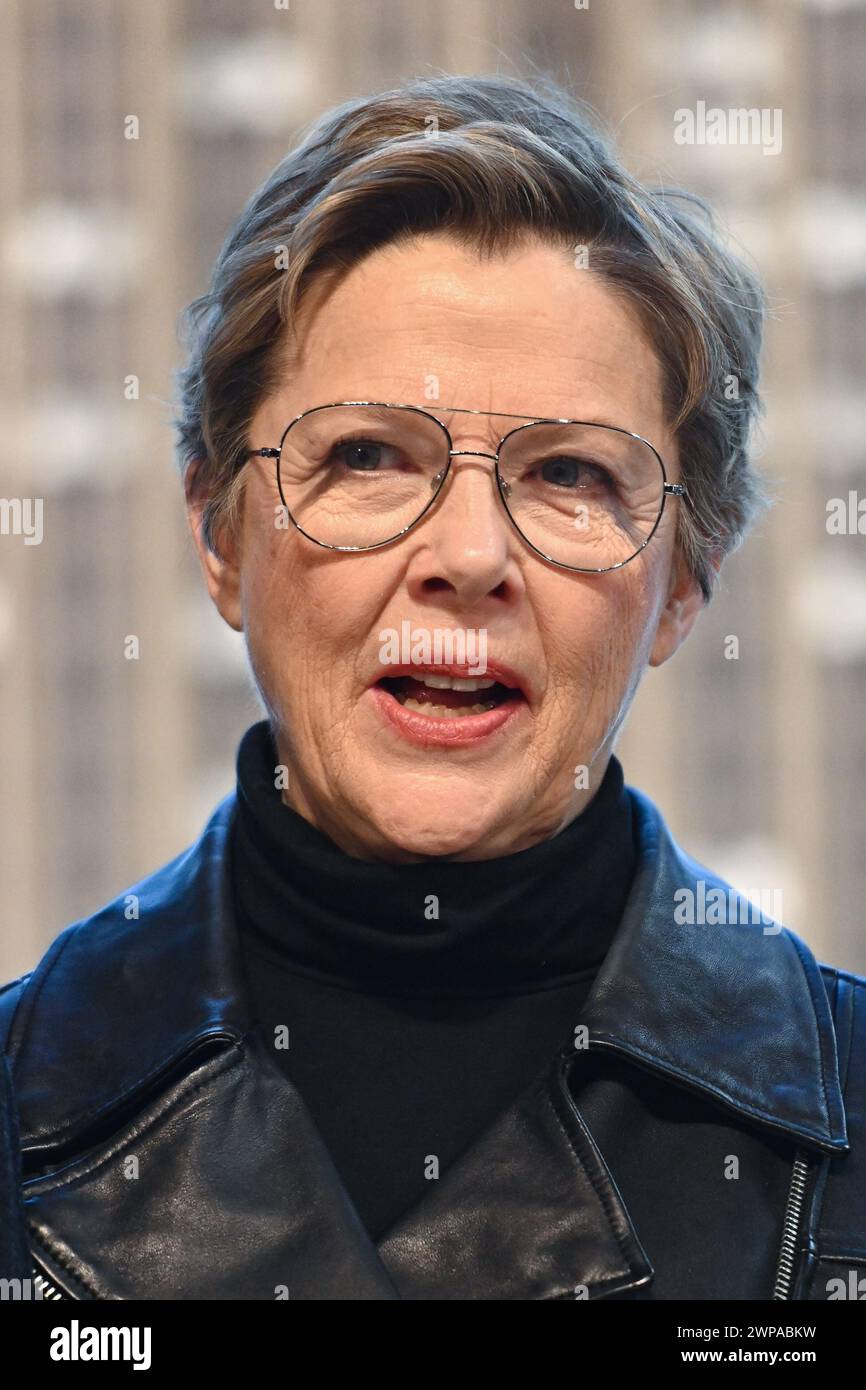 Annette bening 2024 hi-res stock photography and images - Alamy