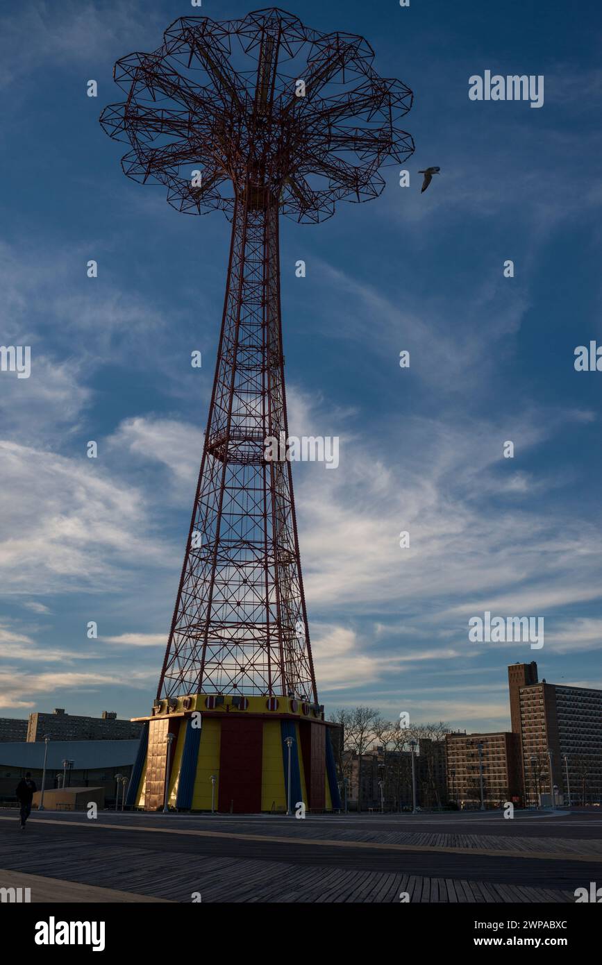Amusement tower parachute hi-res stock photography and images - Alamy