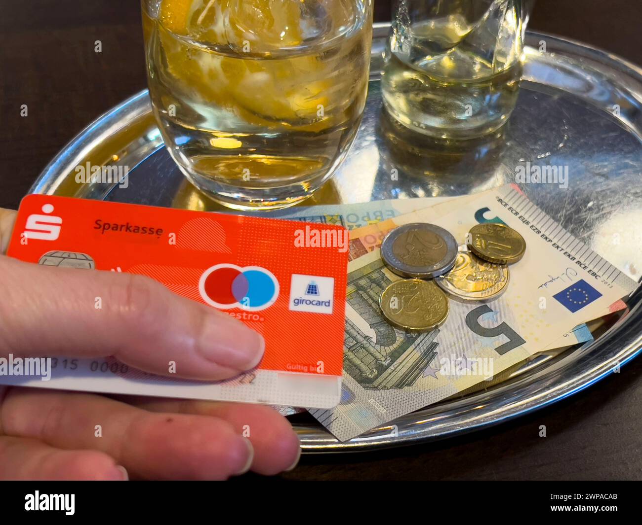 06.03.2024, Symbolbild, Thema: Bargeld und Kartenzahlung in der ...