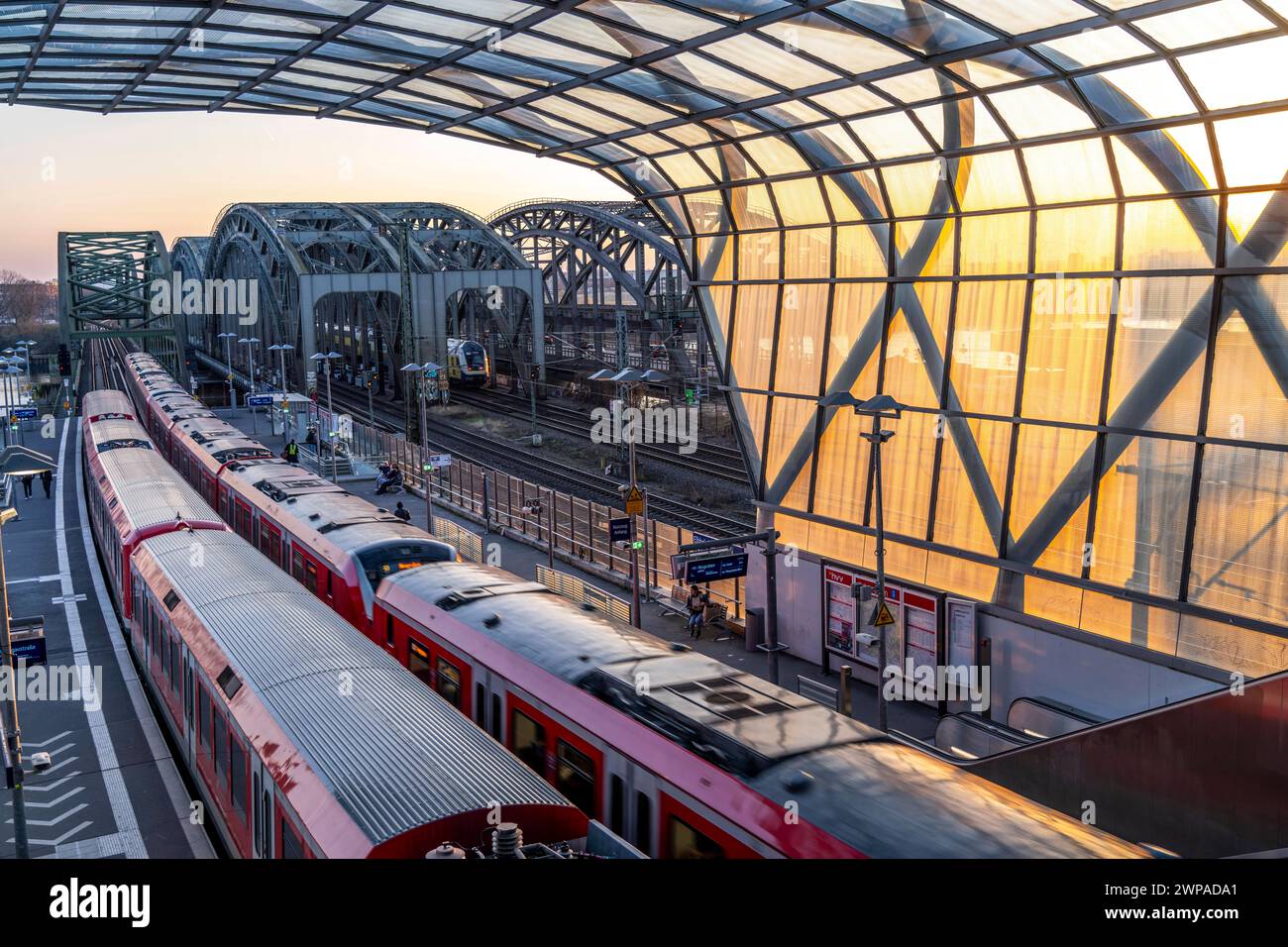 S-Bahnhof Elbbrücken, hier verkehren die S-Bahnen S3 und S5, Pendler ...