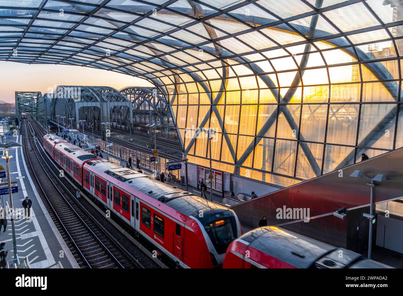 S-Bahnhof Elbbrücken, hier verkehren die S-Bahnen S3 und S5, Pendler, Hamburg Deutschland S-Bahn ...