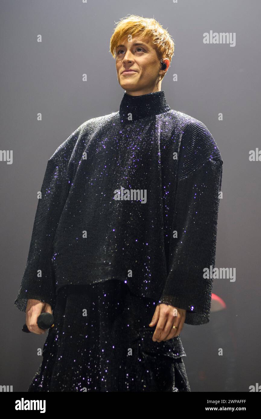 The belgian singer live at the ING Arena | Le chanteur belge Loic ...