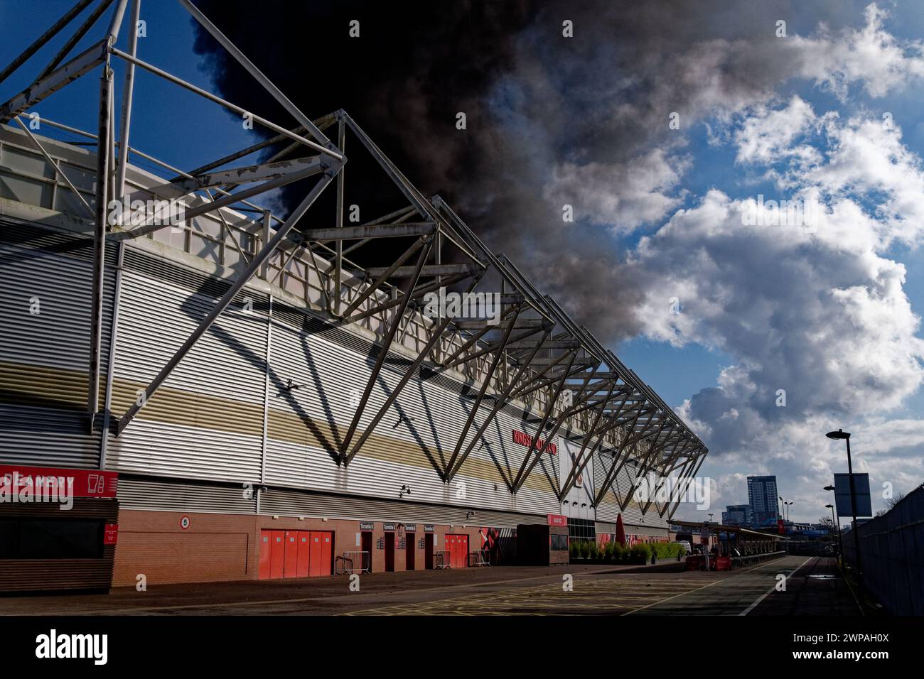 Huge fire at industrial unit next to Southampton's St Mary's Stadium ...