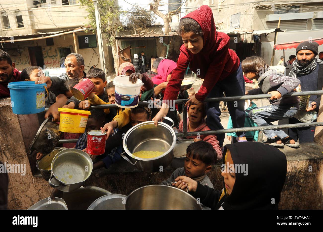 Rafah, Gaza. 06th Mar, 2024. Palestinian children wait to receive food ...