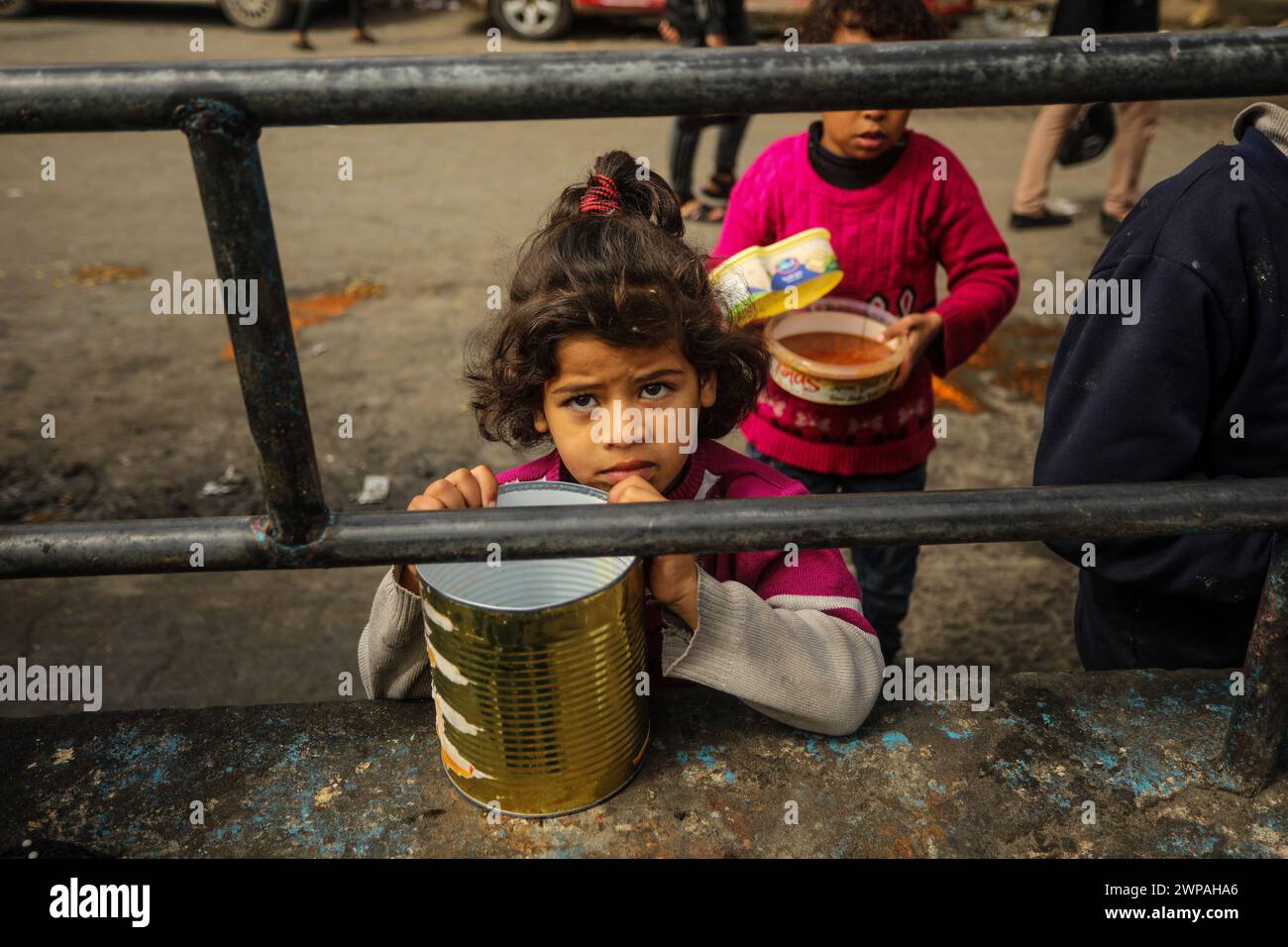 Rafah, Gaza. 06th Mar, 2024. Palestinian children wait to receive food ...